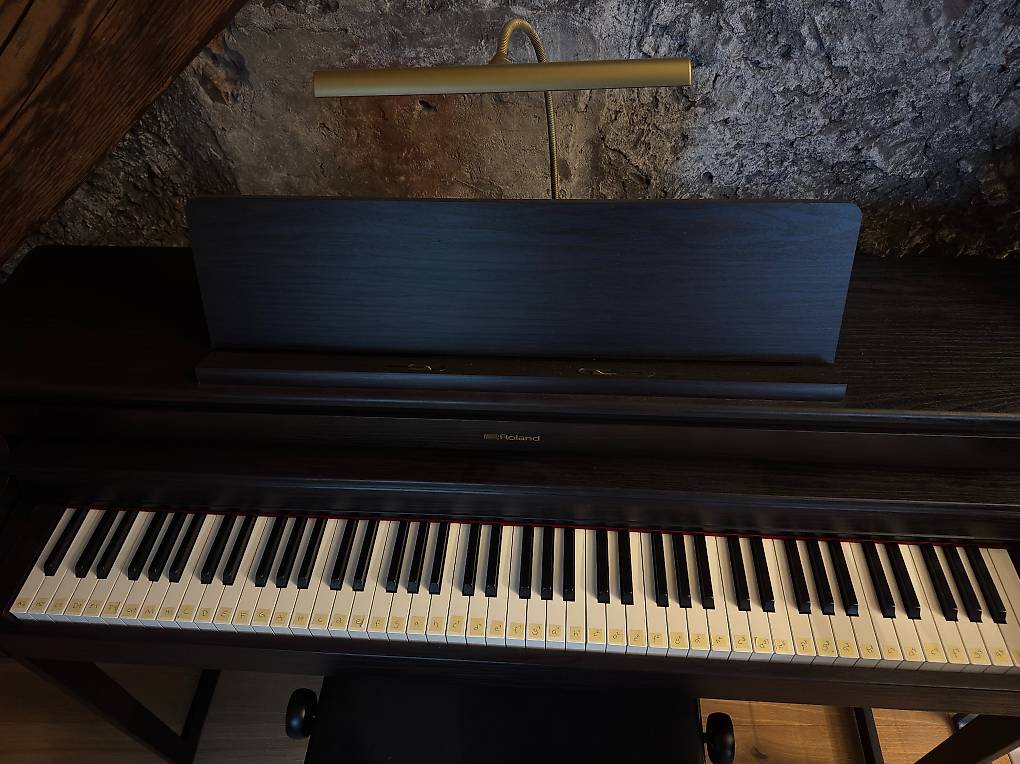 Piano Roland hp 704 inkl. Klavierbank im Kanton Solothurn - tutti.ch
