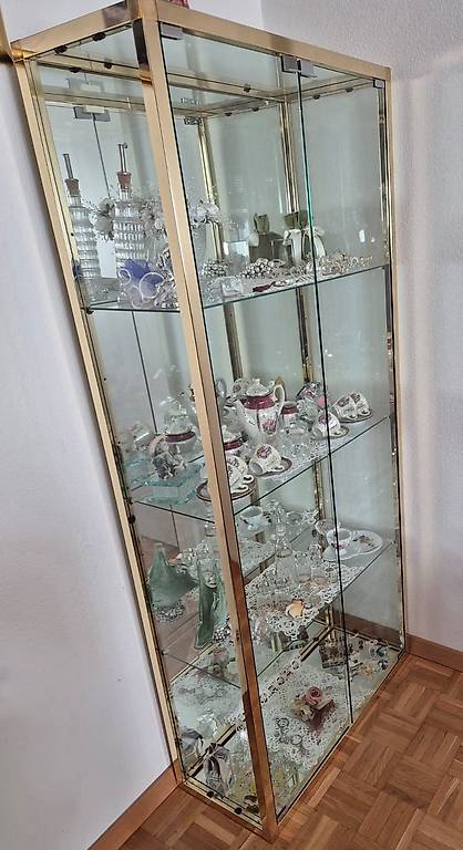Stilvolle Glasvitrine, sehr gutem Zustand v Möbel Pfister im Kanton ...