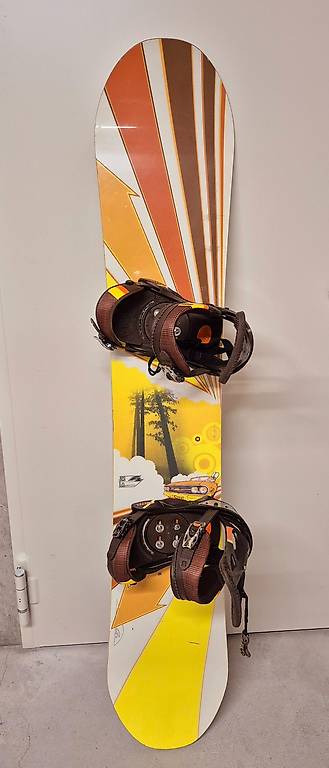 Snowboard F2 mit Burton Cartel Bindung im Kanton Graubünden - tutti.ch