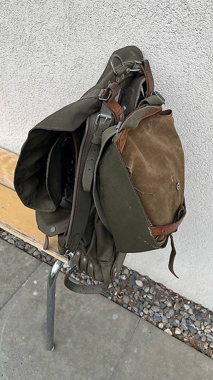Grosser stabiler Militärrucksack, zus. 2 Taschen u. Brotsack im Kanton ...