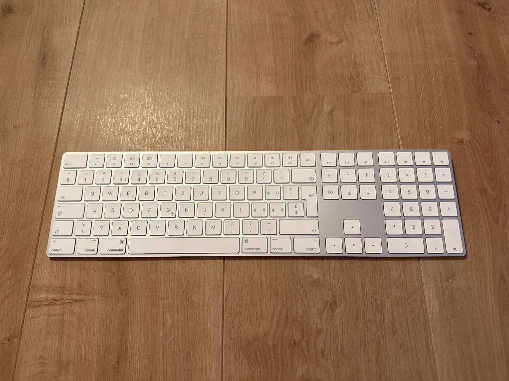 Apple Magic Keyboard Tastatur mit Ziffernblock - CH Layout im Kanton ...