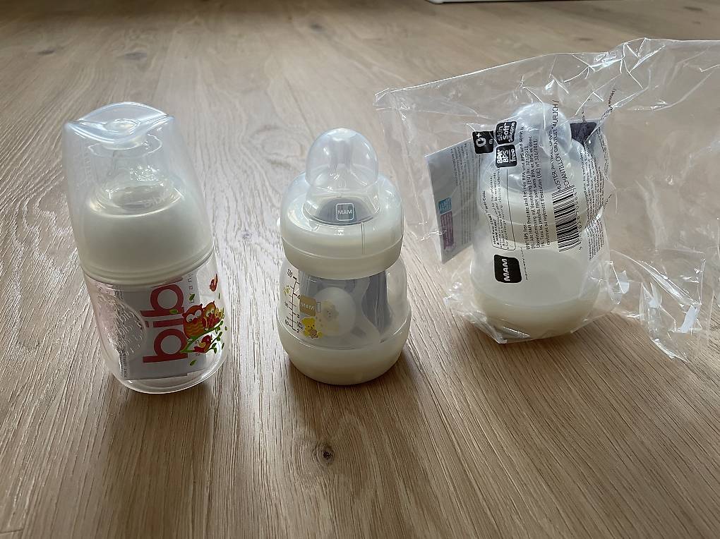 2 MAM Flaschen inkl. Nuggi und Bibi Flasche im Kanton Schwyz - tutti.ch
