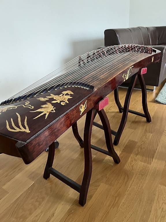 Chinesische Harfe Guzheng Wölbbrettzither chinesische Zither im Kanton ...