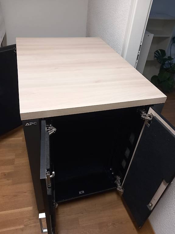 APC NetShelter AR4018IA, top Zustand im Kanton Aargau - tutti.ch