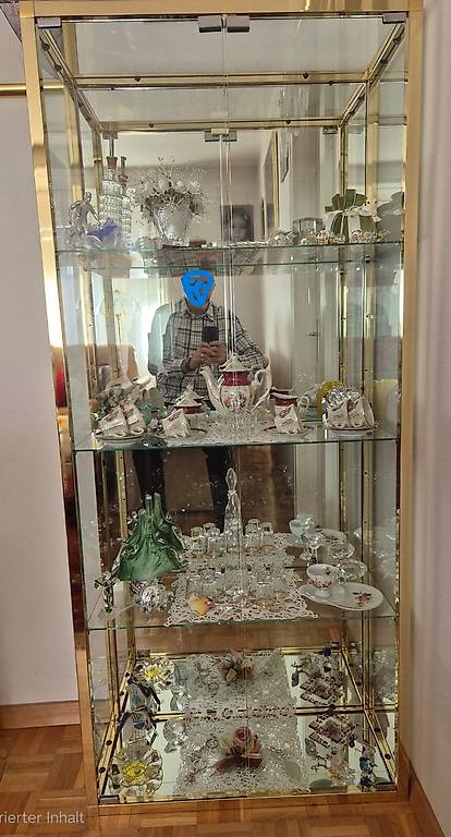 Stilvolle Glasvitrine, sehr gutem Zustand v Möbel Pfister im Kanton ...