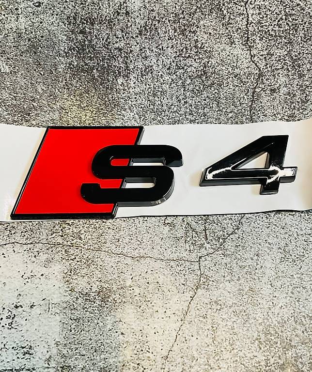 Audi S4 Emblem Schriftzug Logo NEU in Rot/Schwarz glänzend im Kanton ...