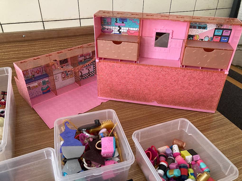 LOL Haus mit Möbel inkl. vielen Puppen im Kanton Glarus - tutti.ch