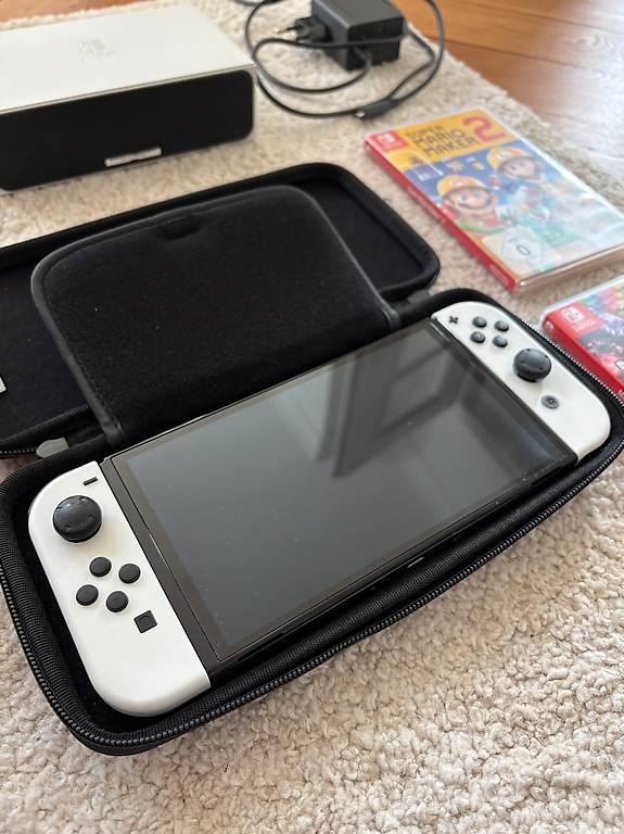 Nintendo Switch OLED inkl. Tasche, Mario Kart 8 & Zubehör im Kanton Basel-Landschaft - tutti.ch