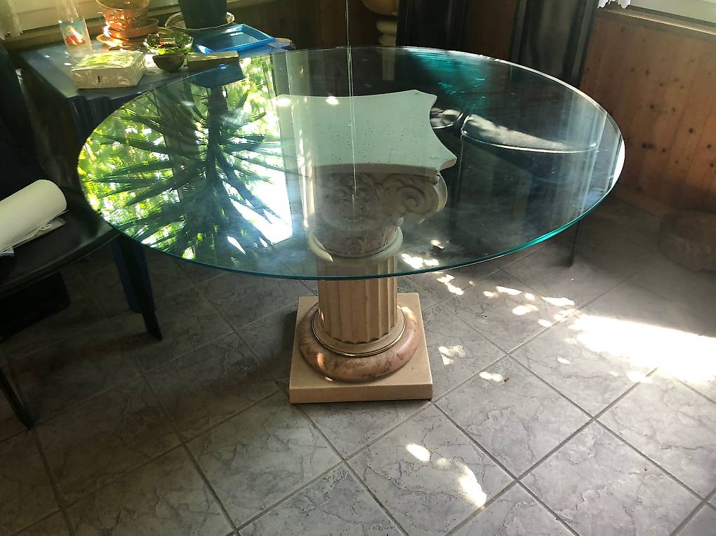 Tavolo in cristallo con capitello greco/romano Cantone Ticino - tutti.ch