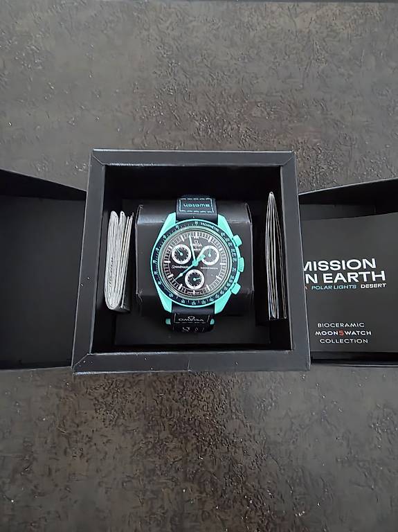 Omega x Swatch Moonswatch - Mission on Earth "Polar Lights" im Kanton ...