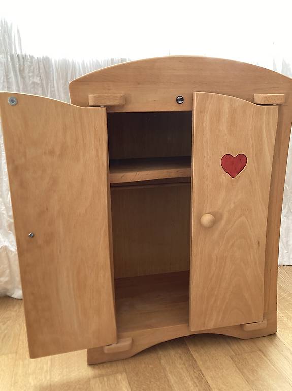 Stilvolle Puppenkleiderschrank Aus Holz Bild
