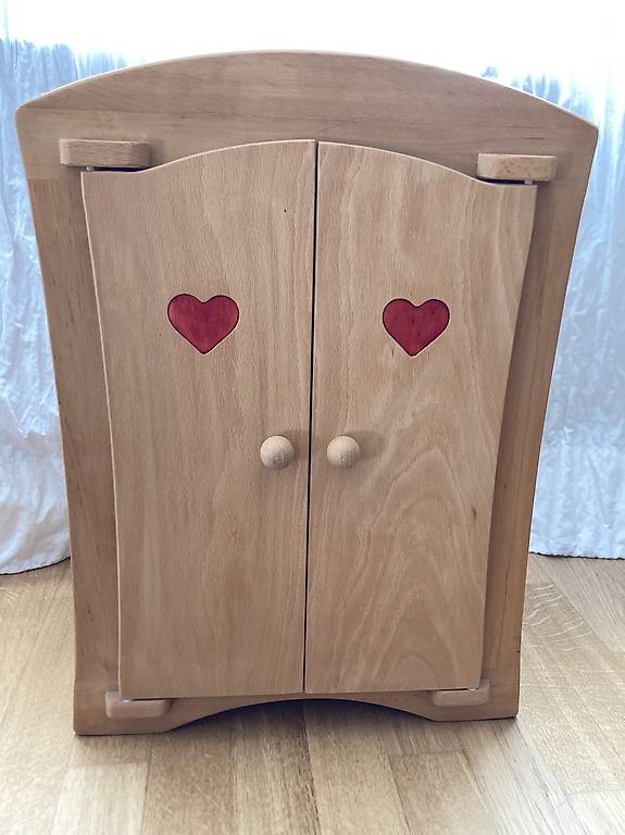Stilvolle Puppenkleiderschrank Aus Holz Bild