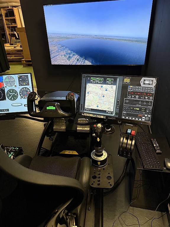 Vesaro Motion Flight Simulator with 4 D-Box Actuators im Kanton Zürich ...