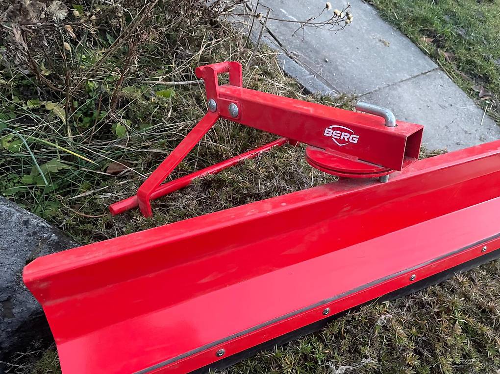 Berg Schieber Schneepflug rot XL im Kanton St. Gallen - tutti.ch