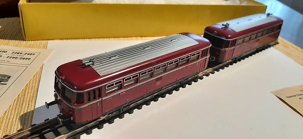 Trix Express 2290 2- teiliger Triebwagen DC 3- Leitert im Kanton Aargau ...