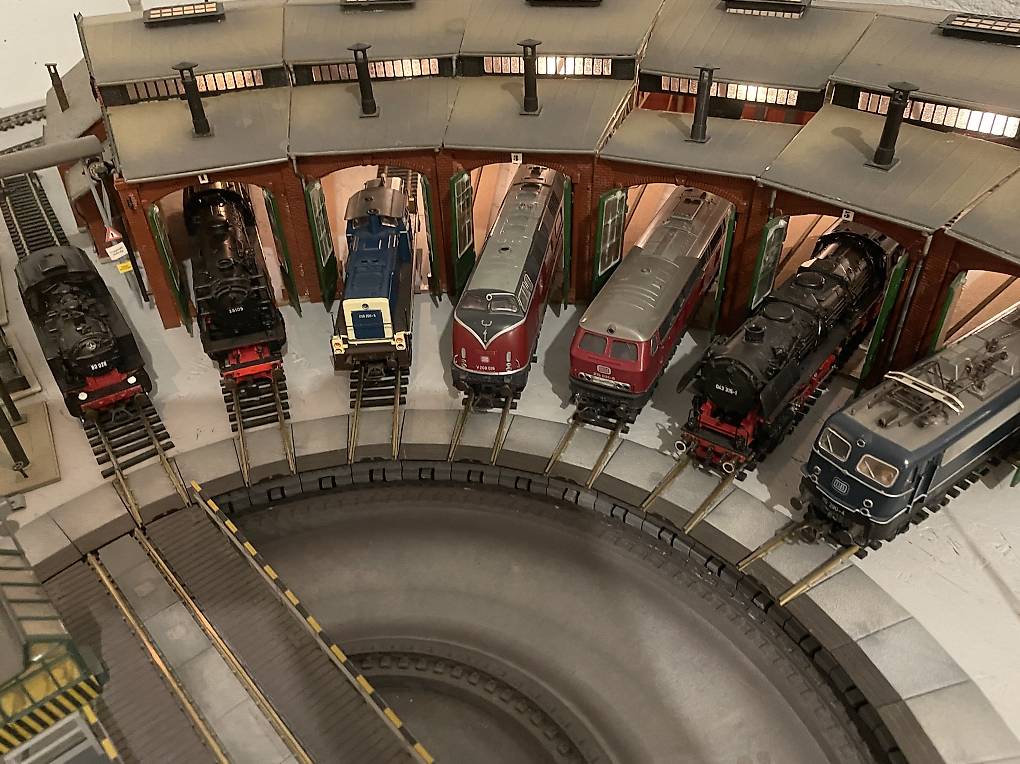 Modelleisenbahn Anlage komplett HO Roco im Kanton Zürich - tutti.ch
