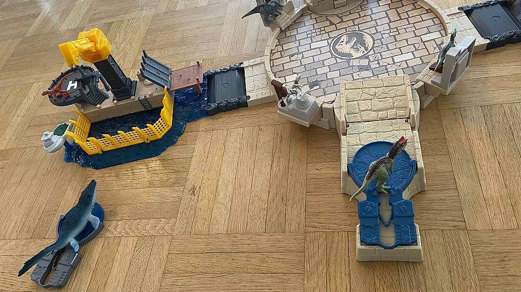 Mattel Jurassic World Mini Battle Arena Playset + 2 Sets Canton Soleure ...