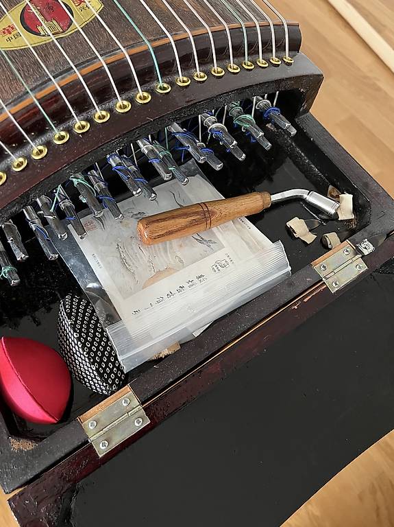 Chinesische Harfe Guzheng Wölbbrettzither chinesische Zither im Kanton ...