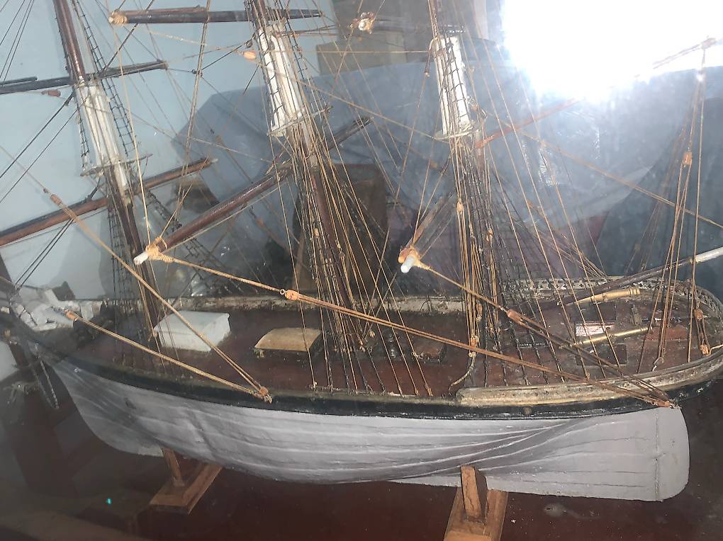 Schiffsmodell antik mit Glasvitrine, beleuchtet im Kanton Wallis - tutti.ch