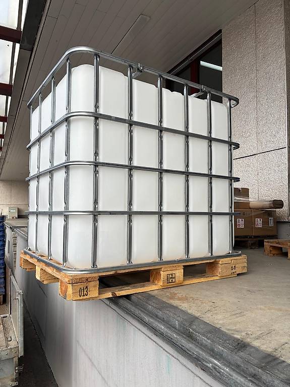 Neuwertiger gebrauchter IBC Container 1000L auf Palette im Kanton ...