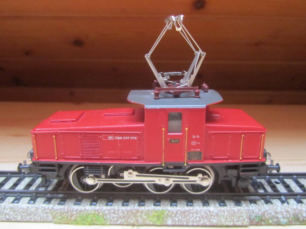 Märklin HO 3001 SBB-Elektro-Rangierlokomotive Ee 3/3 rot im Kanton Jura ...