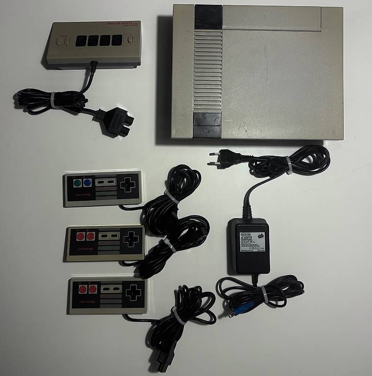NINTENDO NES KONSOLE, DREI CONTROLLER, FOUR SCORE, PAL im Kanton Zürich ...