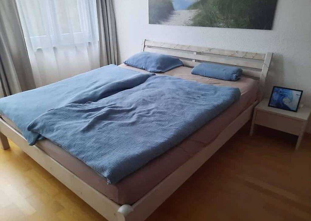 Holzbett weiss lassiert 180x200 inkl. Rost und Nachttische im Kanton St ...