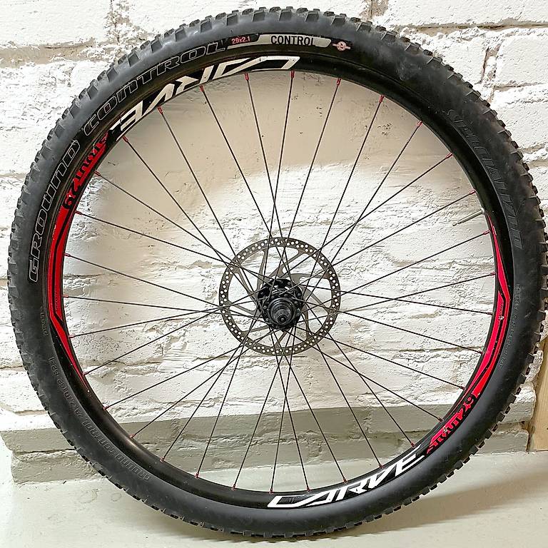 Rad vorne mit Pneu 29Zoll, Bremsen Shimano Deore BR-M596 im Kanton ...
