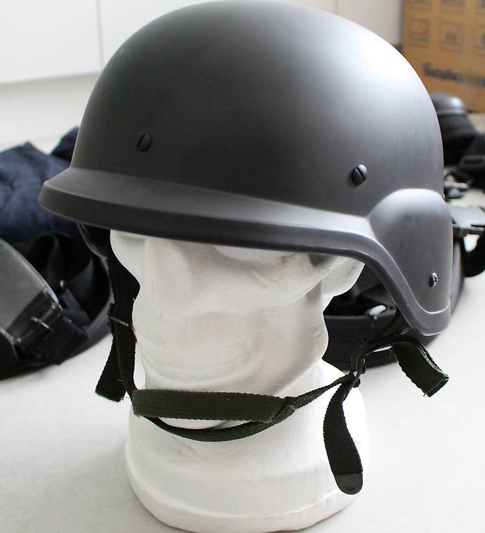 LAPD SWAT-Ausrüstung für Reenactment / Airsoft Canton Grisons - tutti.ch