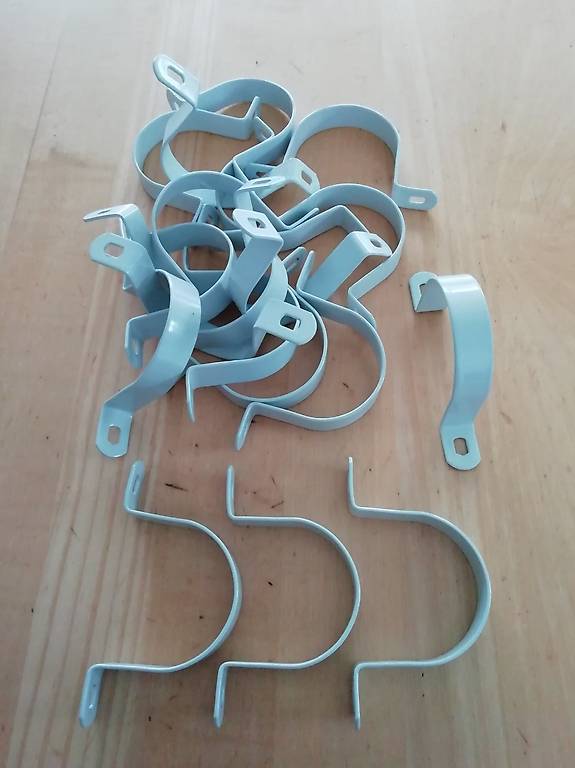 20 Stk Rohr- KIR-Briden 2-lappig M50 Stahl lackiert hellgrau im Kanton ...