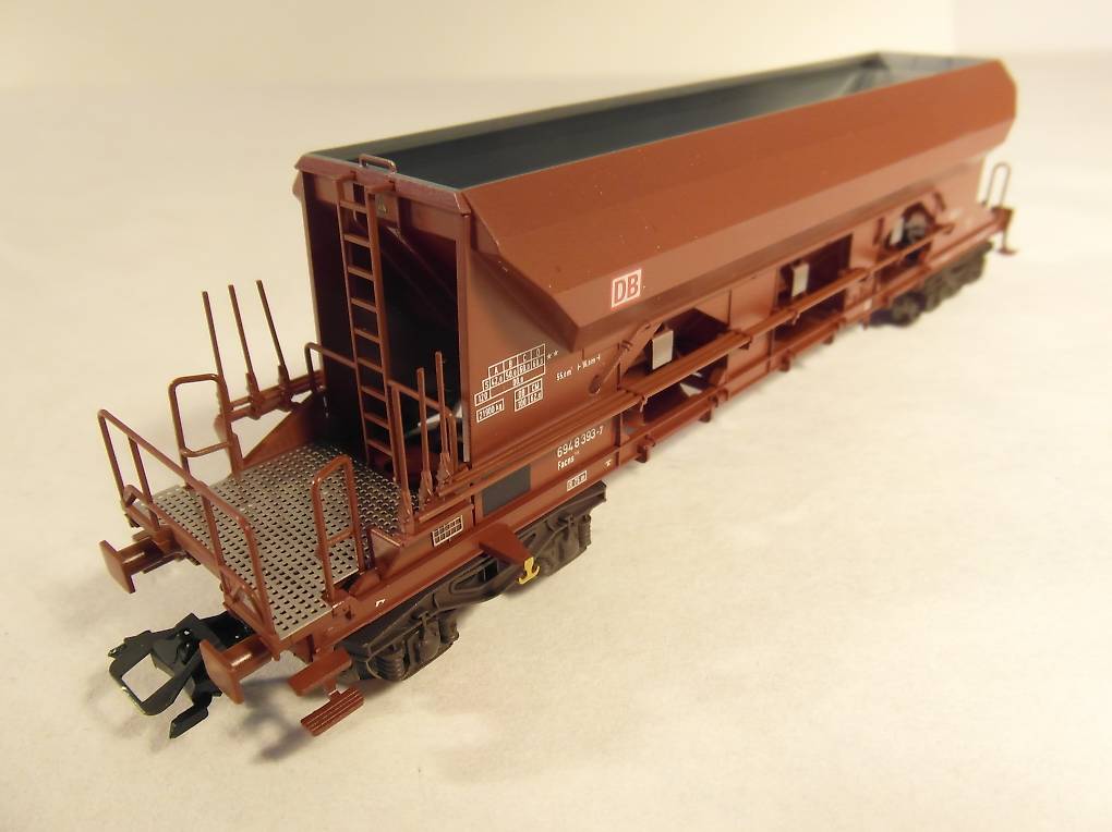 Märklin H0 Selbstentladewagen 48102 + Güterwagen 47361 im Kanton ...