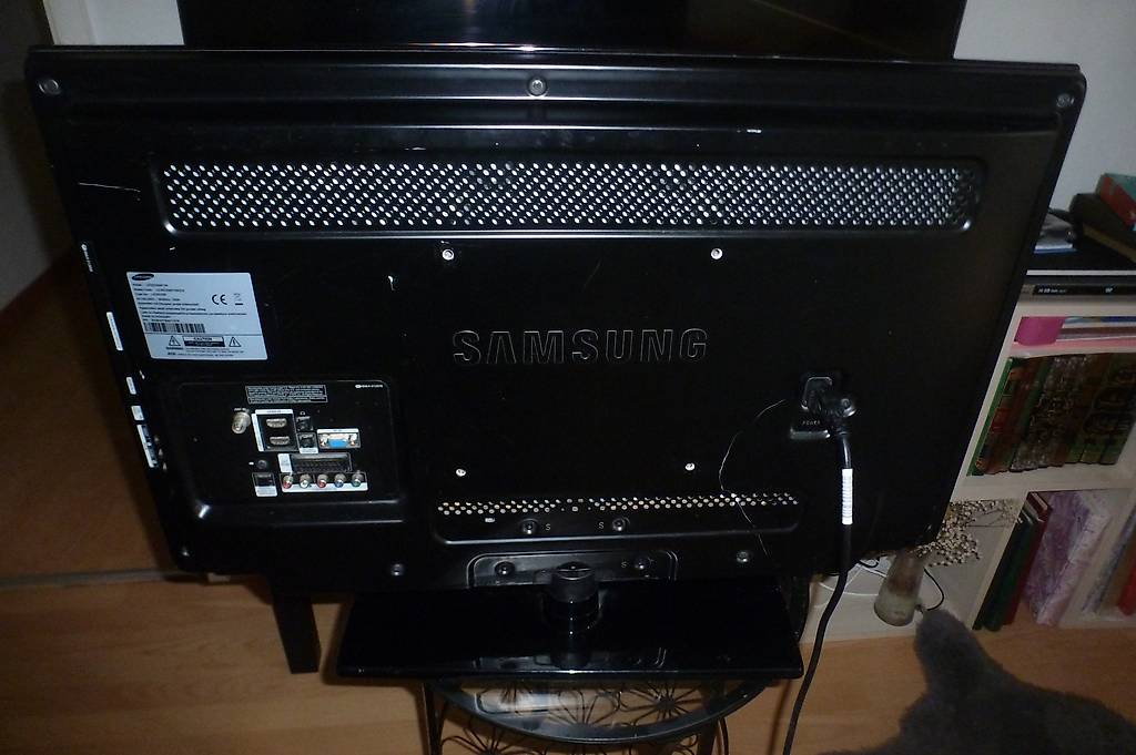 Samsung LE32C530F1W TV mit Fernbedienung und HDMI kabel im Kanton ...