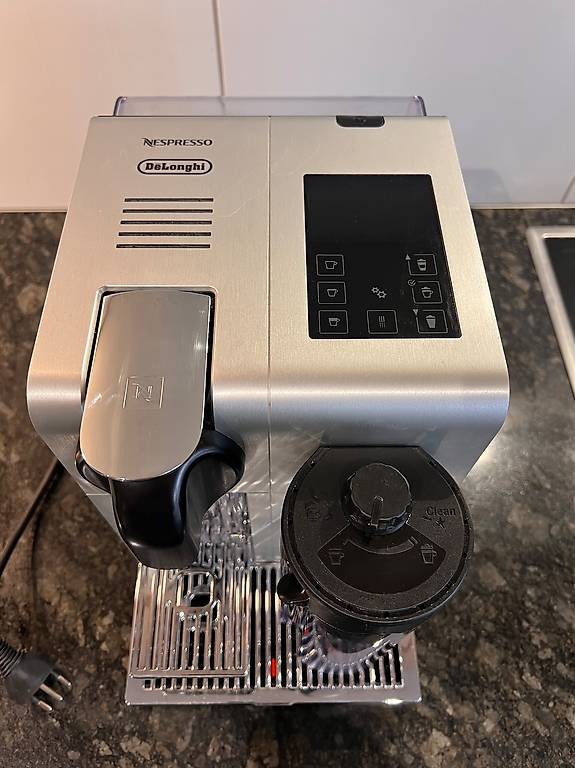 Nespresso Kaffeemaschine zu verkaufen im Kanton Schwyz - tutti.ch