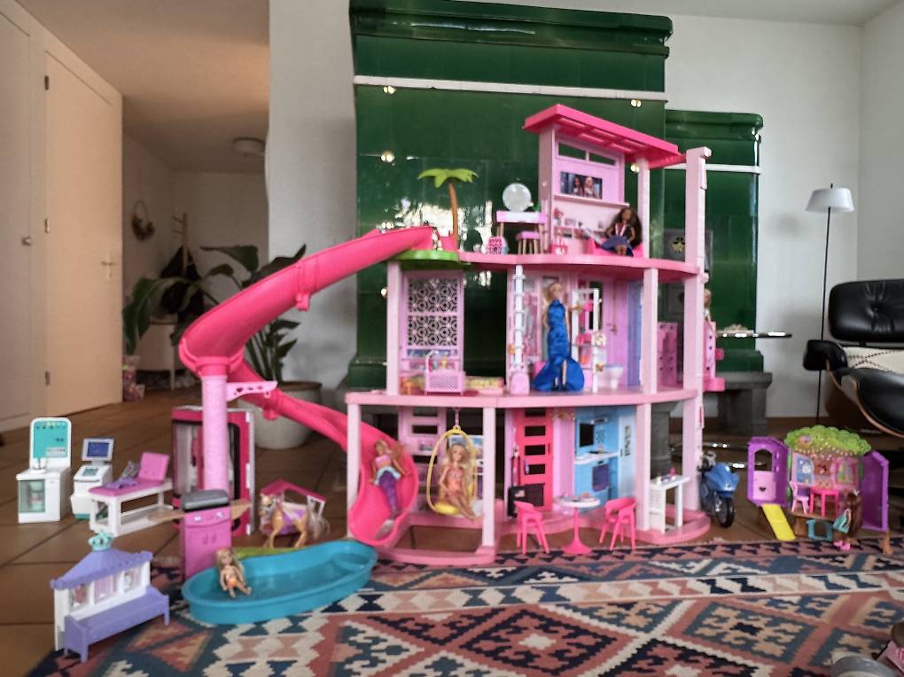 Barbie Dreamhouse/Traumvilla mit viel Zubehör im Kanton Zürich - tutti.ch