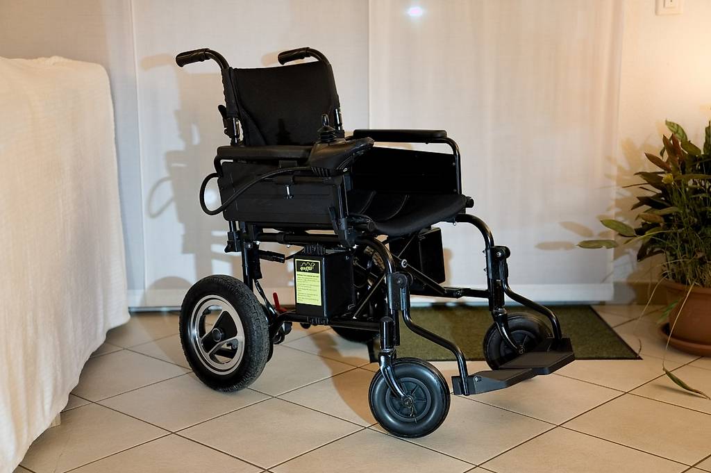 Sedia a rotelle elettrica manovrabile con Joystick im Kanton Tessin ...