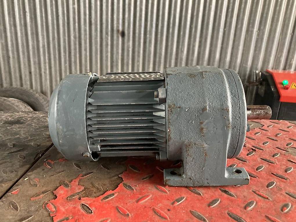 Elektrisch Motor mit Reduziert Getrieben im Kanton St. Gallen - tutti.ch