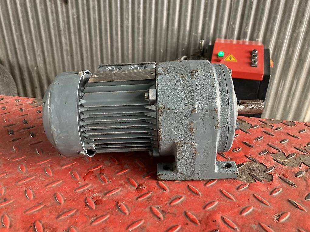 Elektrisch Motor mit Reduziert Getrieben im Kanton St. Gallen - tutti.ch