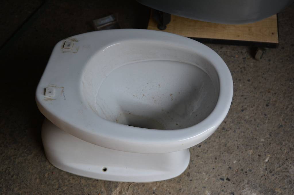 Waschbecken & Stand WC Laufen aus Umbau Canton Appenzell Rhodes ...