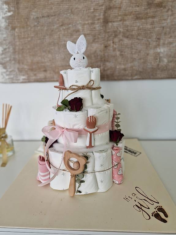 Personalisierte Windeltorte auf Holzbrett - tutti.ch