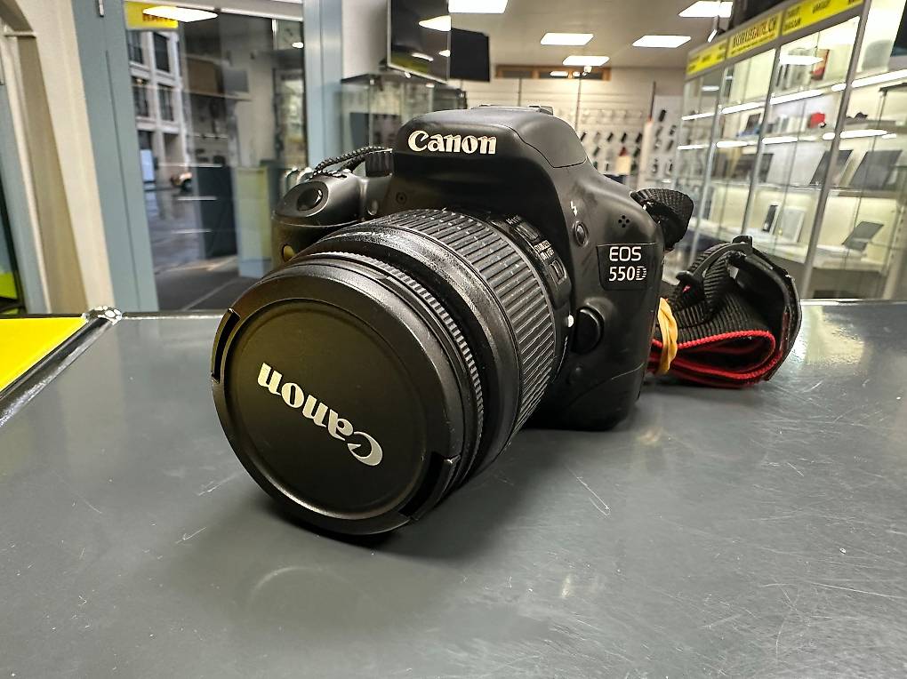 Canon EOS 550D 18-55mm + 18-200mm + Tasche im Kanton Zürich - tutti.ch