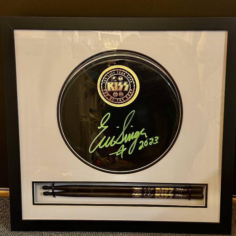 KISS End of the Road Memorabilia - signiert von Eric Singer im Kanton ...