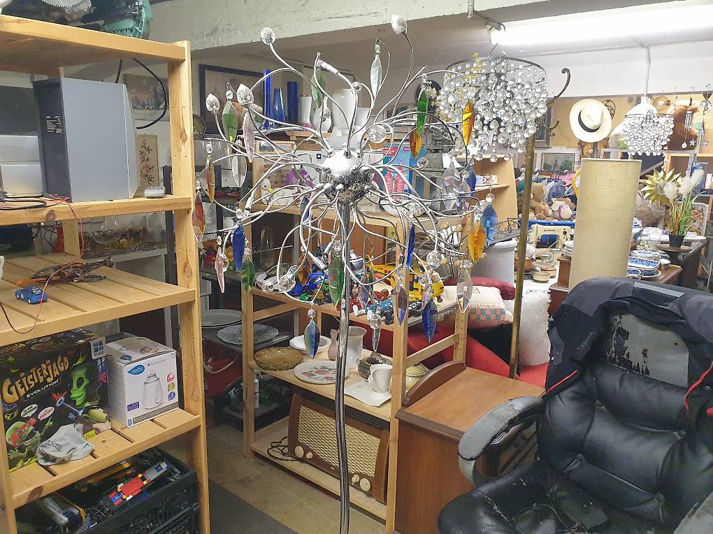 Eine ältere grössere Designer Ständerlampe mit Glassteinen im Kanton ...