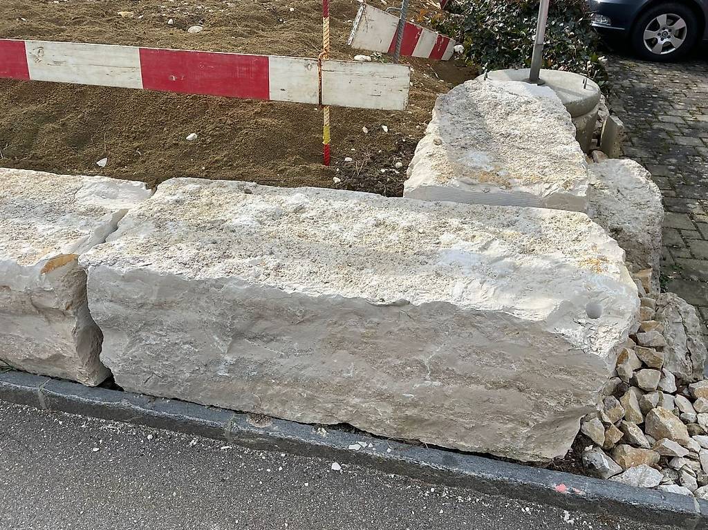 Mauersteine Quader Jura Kalk Stützmauer vorne gerichtet lose im Kanton ...