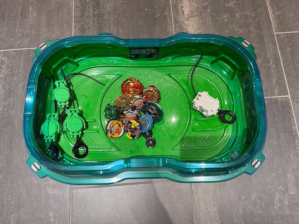 Beyblade Burst Arena mit Beyblades im Kanton Nidwalden - tutti.ch
