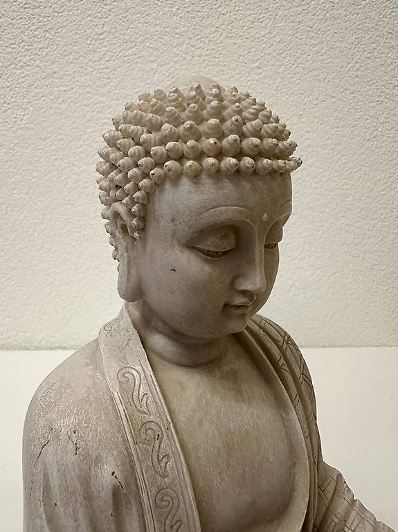 Moderne Buddha Skulptur sitzend aus PVC in Steinoptik im Kanton Luzern ...