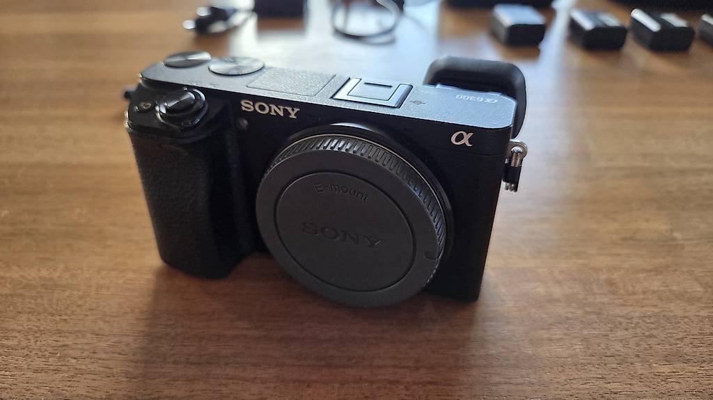 Sony Alpha 6300 Set Zubehör + Objektiv im Kanton Zürich - tutti.ch