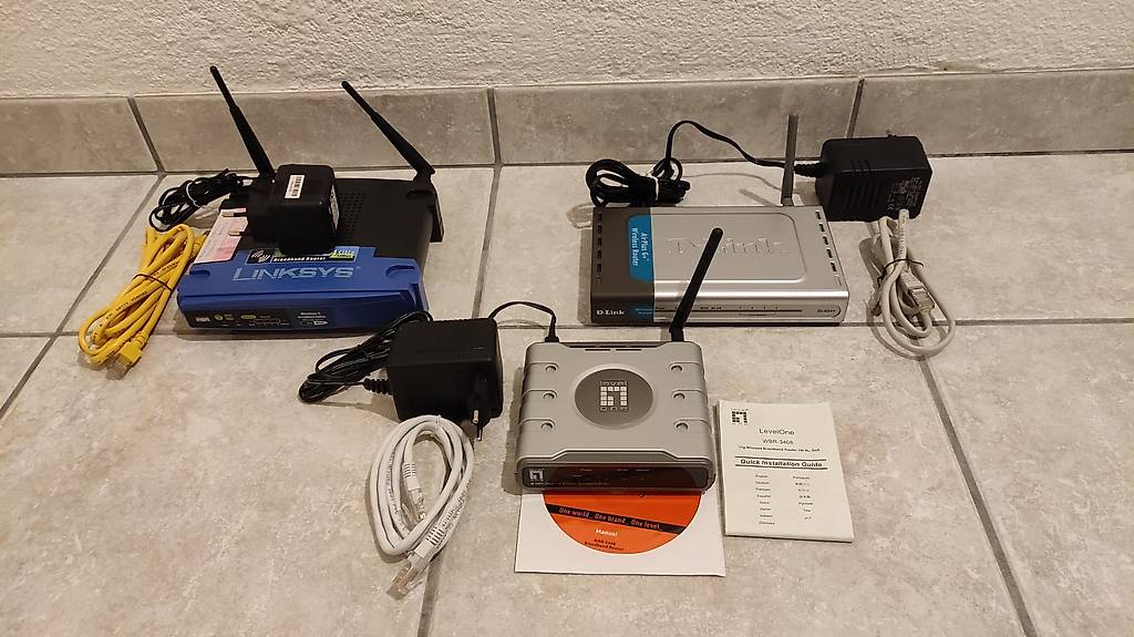 Occ. WLAN Router (3Stück) mit Netzteil und LAN Kabel im Kanton St ...