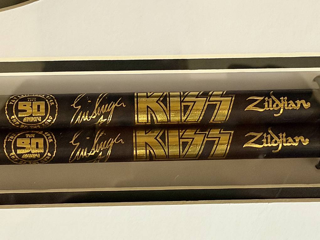 KISS End of the Road Memorabilia - signiert von Eric Singer im Kanton ...