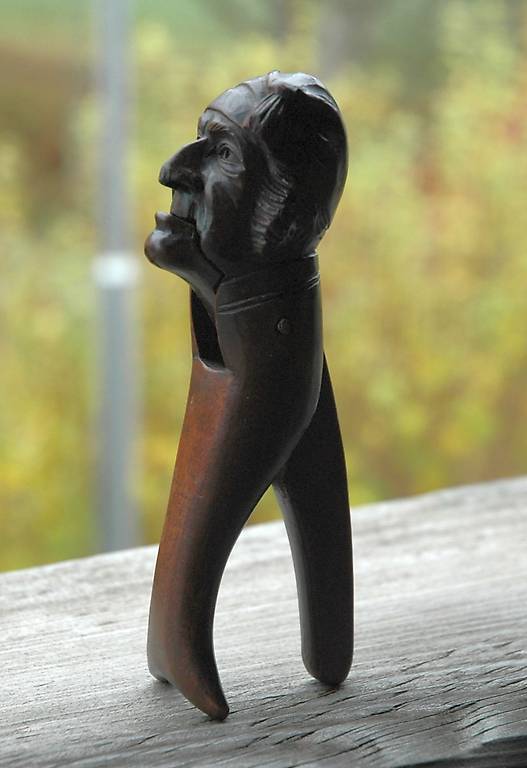 Antiker Nussknacker, figurativer Nussknacker aus Holz im Kanton Bern ...