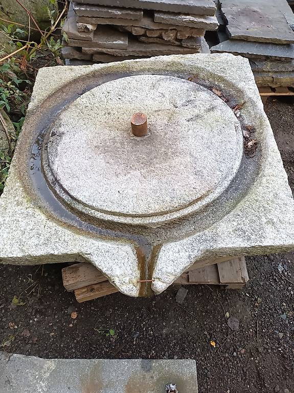 vecchia base di un torchio in granito im Kanton Tessin - tutti.ch